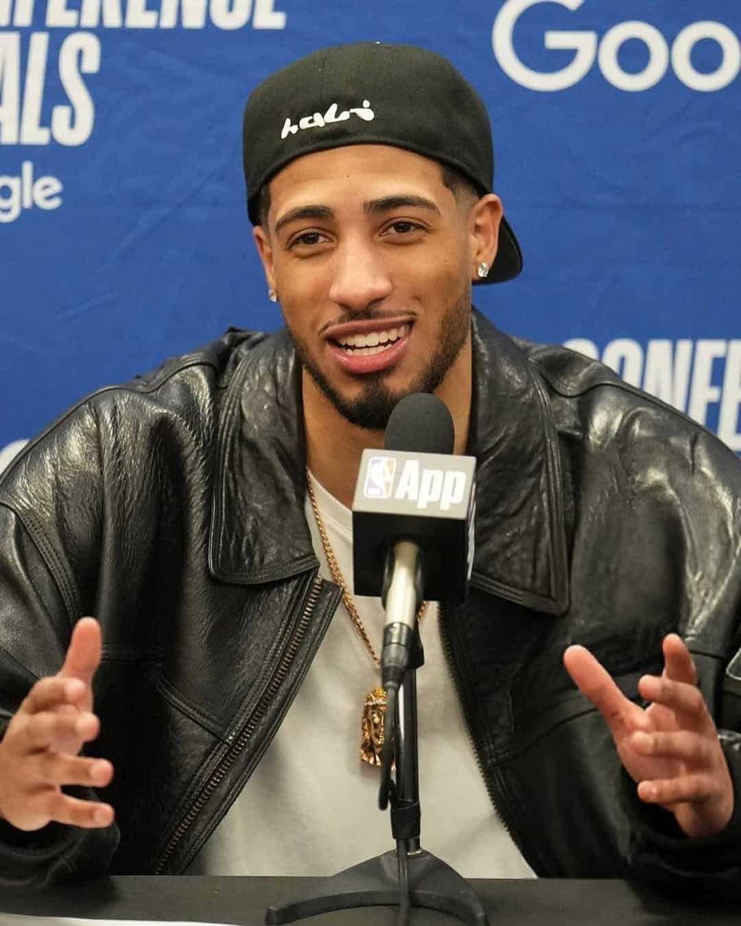 Tyrese Haliburton présente son logo signature